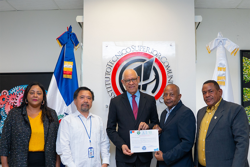 Entrega de Certificado de reconocimiento al Instituto Técnico Superior ...